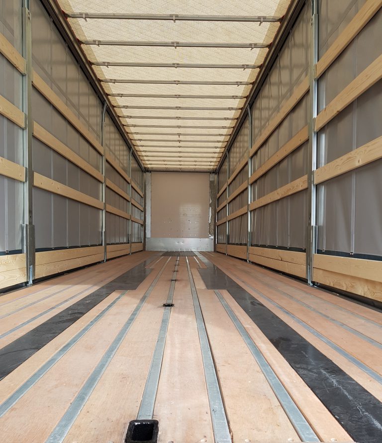 Nieuwe kooiaap trailer met 2 gestuurde assen – VOF Transportbedrijf De Roon