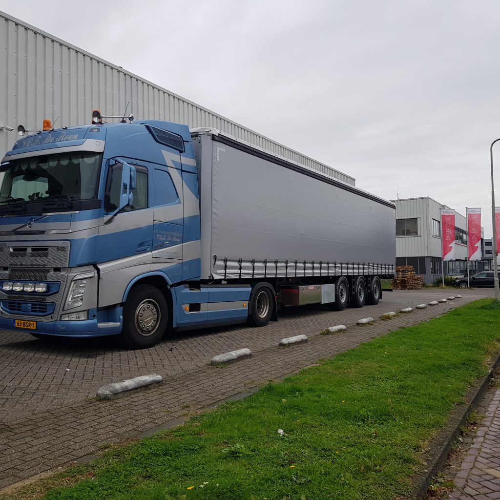 Nieuwe kooiaap trailer met 2 gestuurde assen – VOF Transportbedrijf De Roon