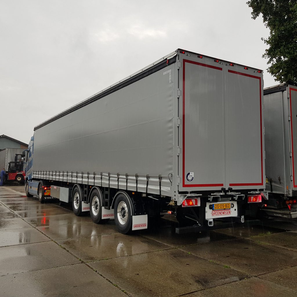 Nieuwe kooiaap trailer met 2 gestuurde assen – VOF Transportbedrijf De Roon